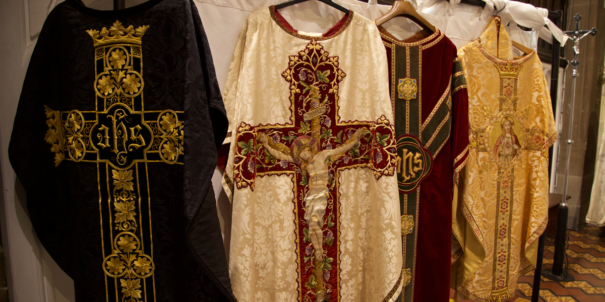 Pourquoi les prêtres portent-ils une chasuble