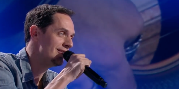 Grand Corps Malade bouleverse le public en interprétant une chanson ...