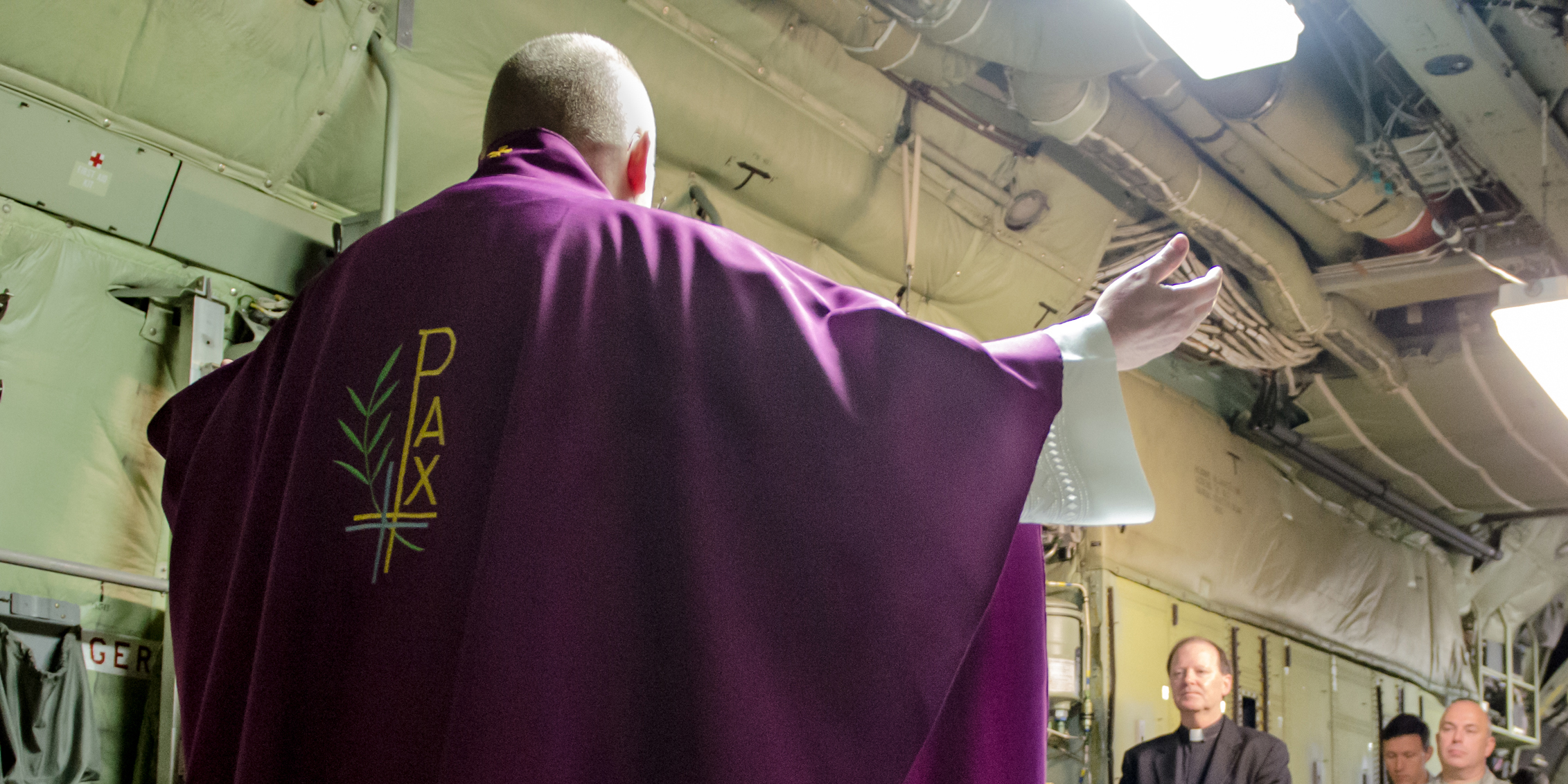 Pentecôte : pourquoi les prêtres portent-ils du rouge