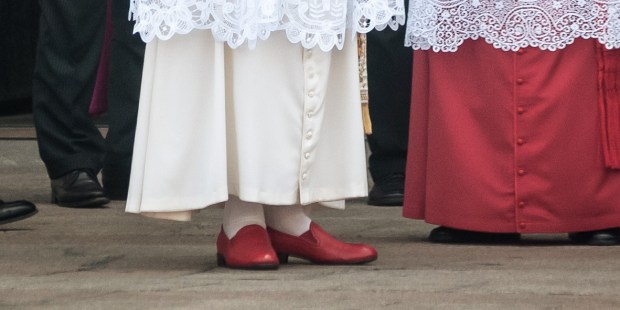 Les souliers rouges du Pape, symbole de son autorité et de la Passion ...