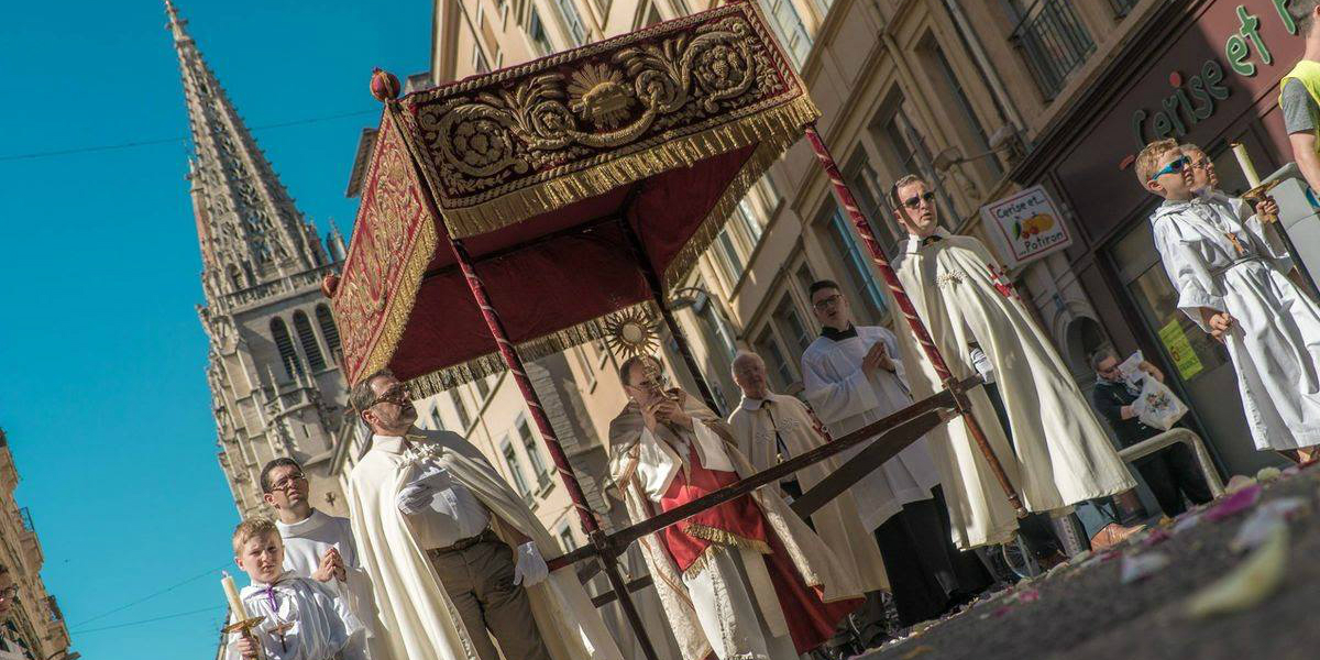 Dans les processions, pourquoi le Saint-Sacrement est-il exposé sous un ...