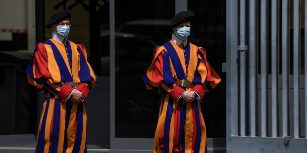 Baptiste, garde-suisse en mission auprès du pape François