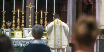 Qu’entend-on par “messe en forme extraordinaire”
