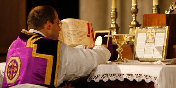 Comment est célébrée la messe selon le missel de 1962