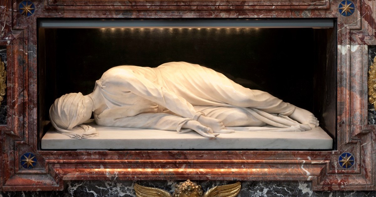 Cécile, il leur sembla qu’elle dormait