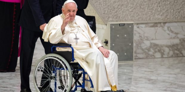 Le genou du Pape dans les mains du docteur de l’Atletico Madrid