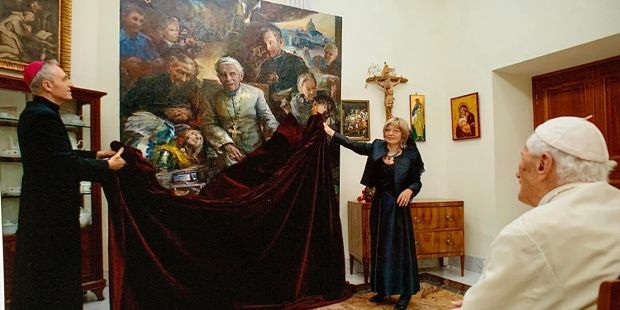 Entouré par sa famille pontificale, Benoît XVI découvre son portrait