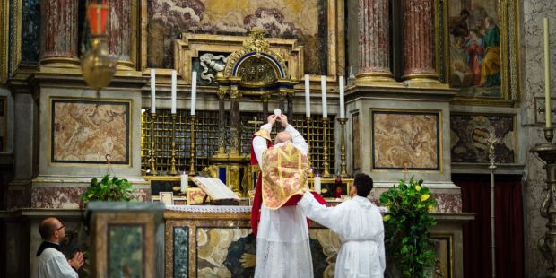 Qu’entend-on par “messe en forme extraordinaire”