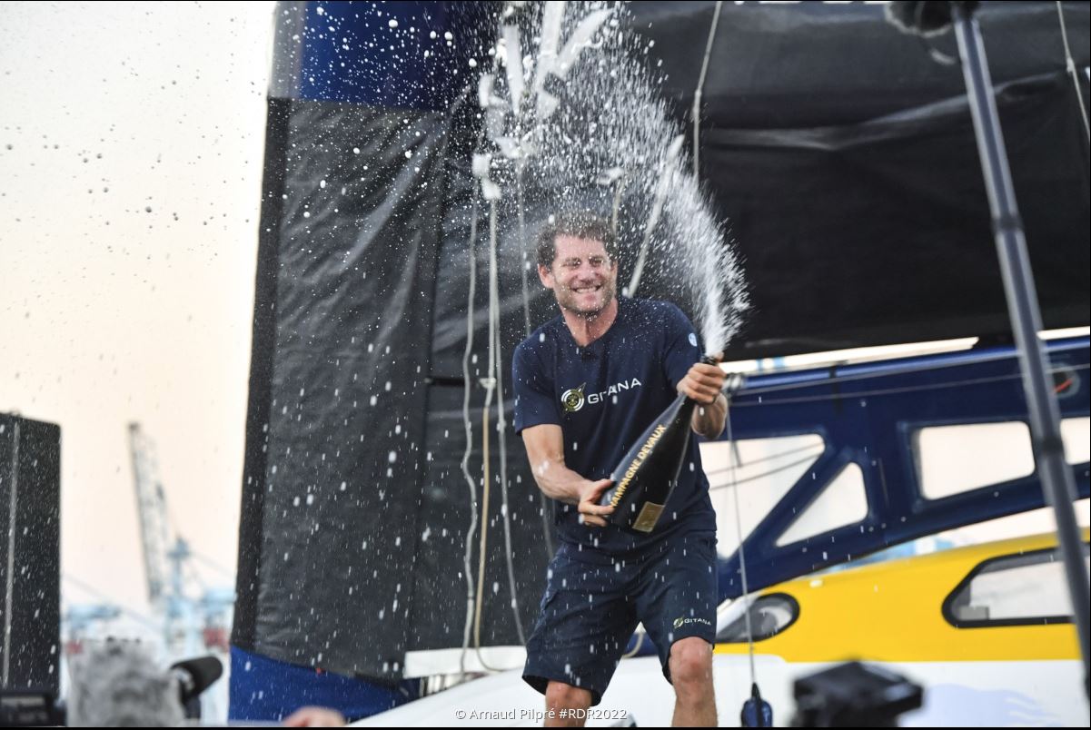 La joie communicative du vainqueur de la Route du Rhum Le grand ...