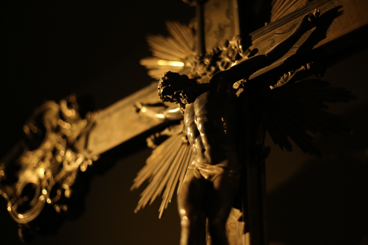 Les différences fondamentales entre une croix et un crucifix