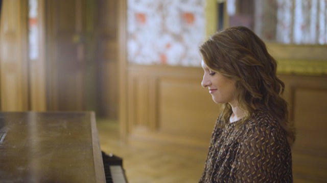 Stéphanie Lefebvre, chanteuse convertie : des studios Sony Music à la ...