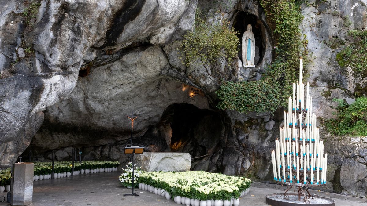 Une pluie de roses blanches pour Notre-Dame de Lourdes