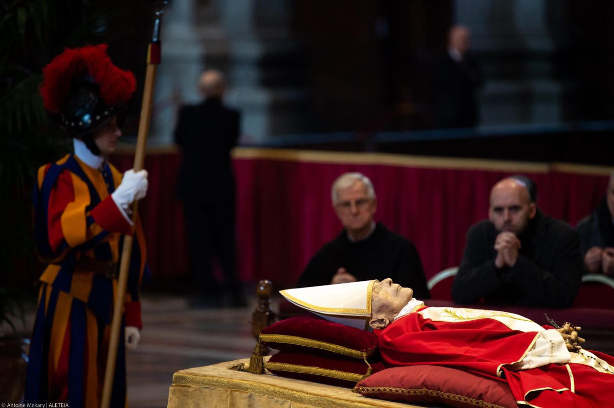 Pourquoi le rouge est-il la couleur de deuil des papes