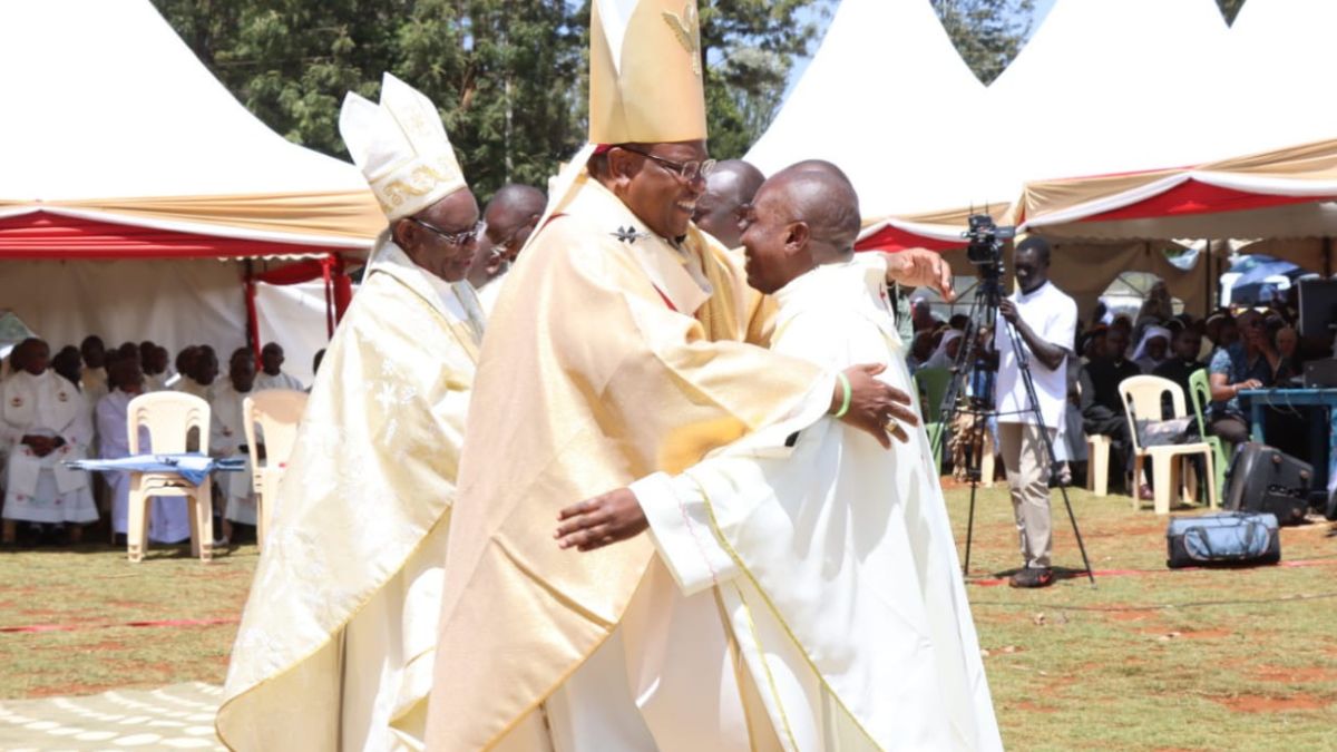 Le Père Michel Devient Le Premier Prêtre Aveugle Du Kenya