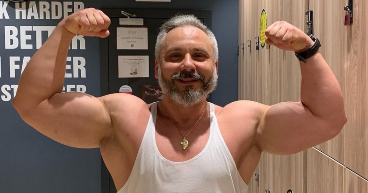 Artur, le prêtre qui muscle ses bras mais surtout les âmes