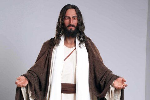 Il réalise une statue hyperréaliste de Jésus à partir du Saint-Suaire