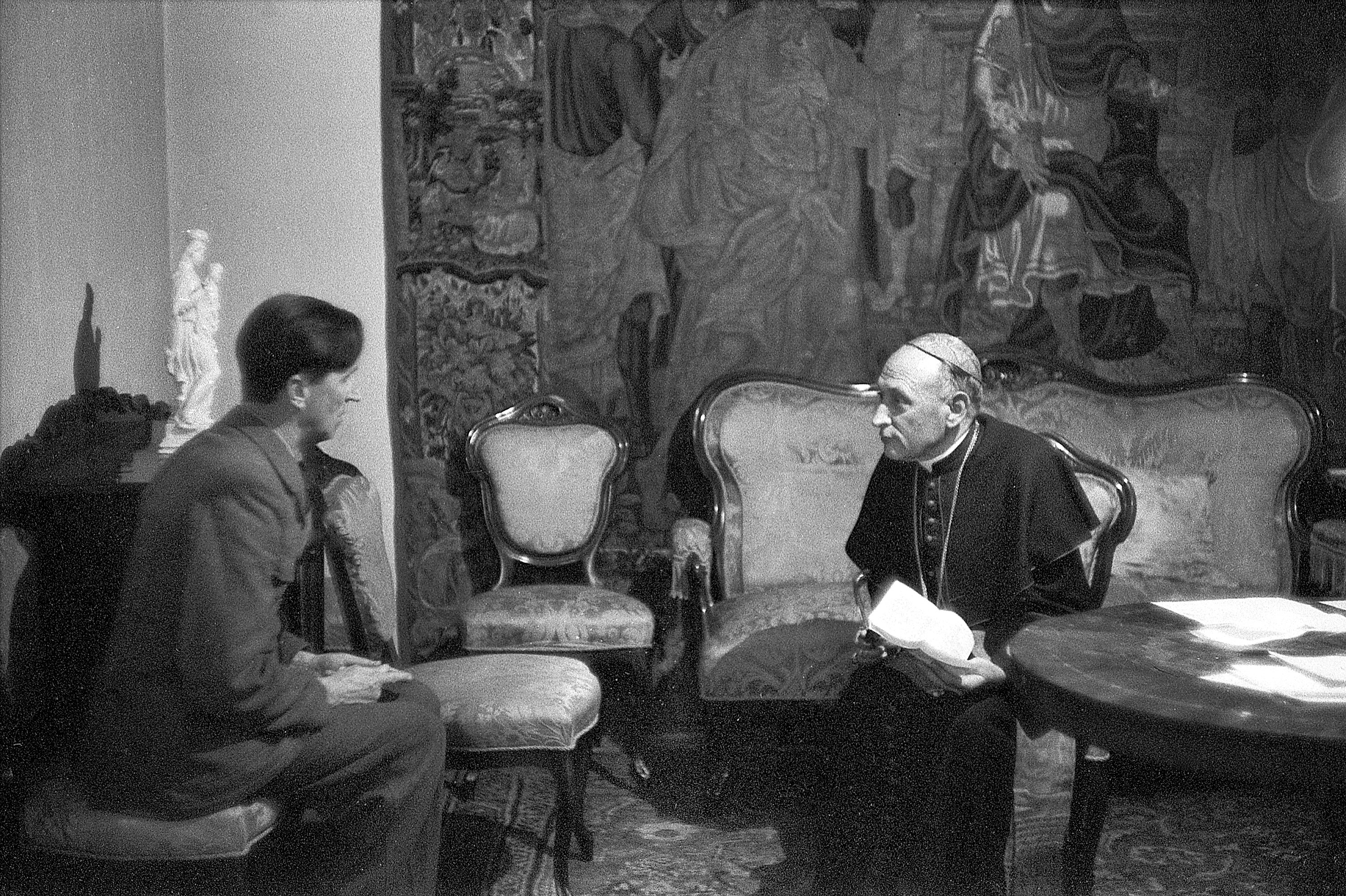 Le cardinal József Mindszenty, dans les chaînes pour le Christ