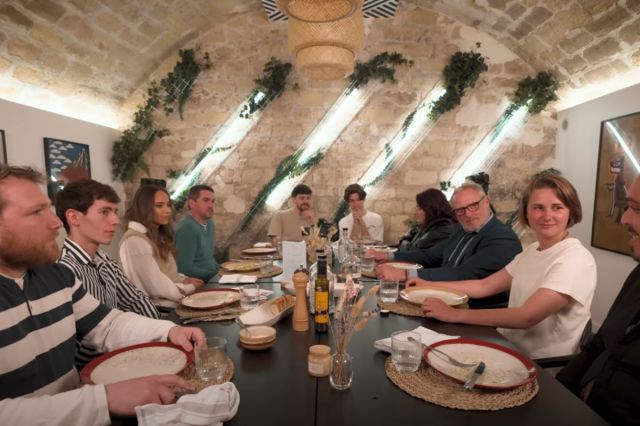 Le youtubeur Joyca découvre le “métier” insolite de sœur Albertine