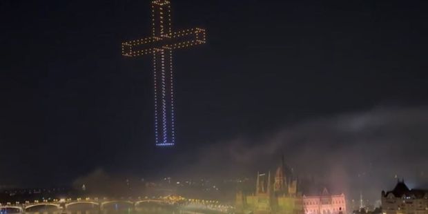 Hongrie : une grande croix de drones pour la saint Étienne