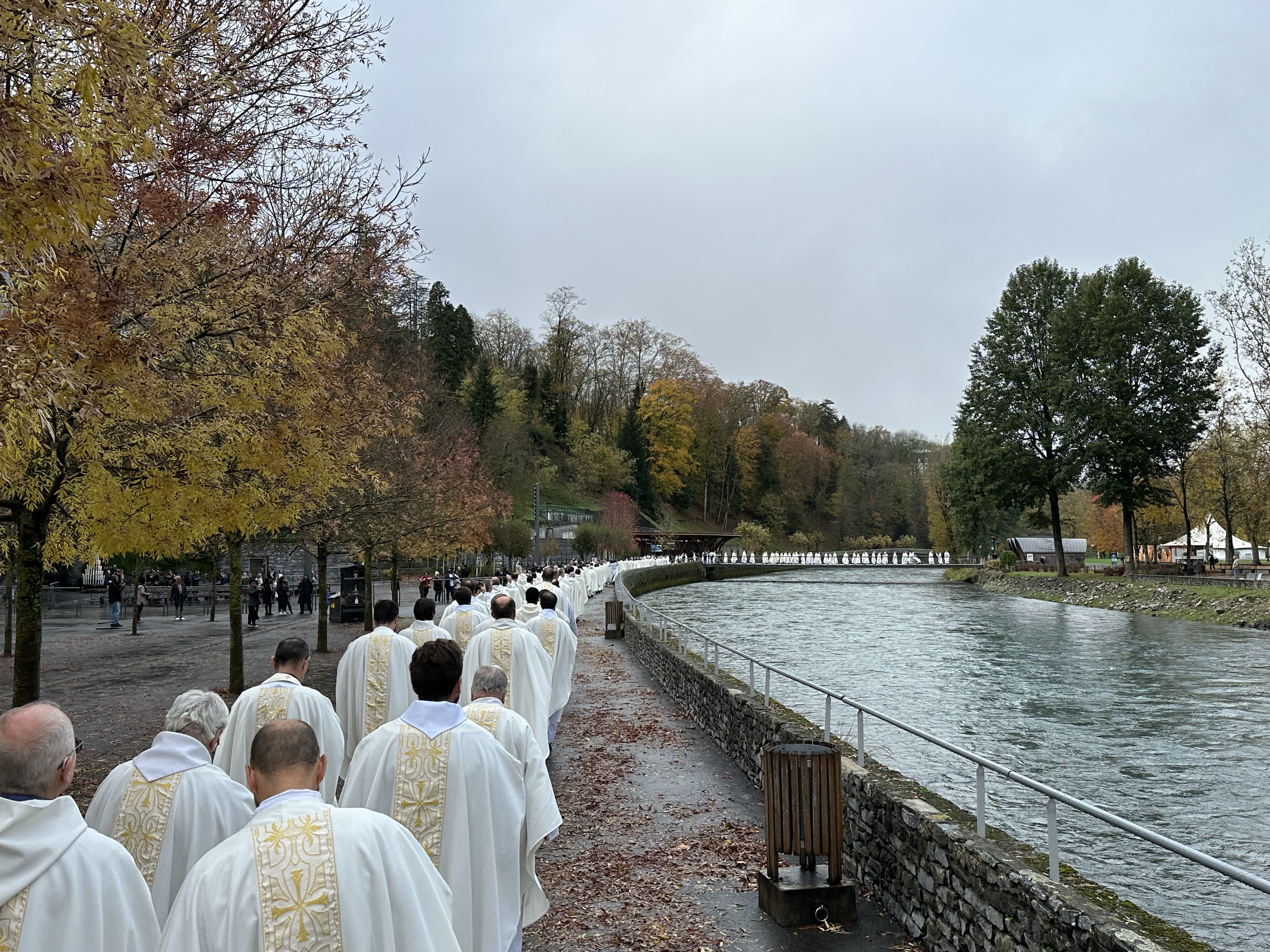 Quelle est l'origine du col romain pour les prêtres