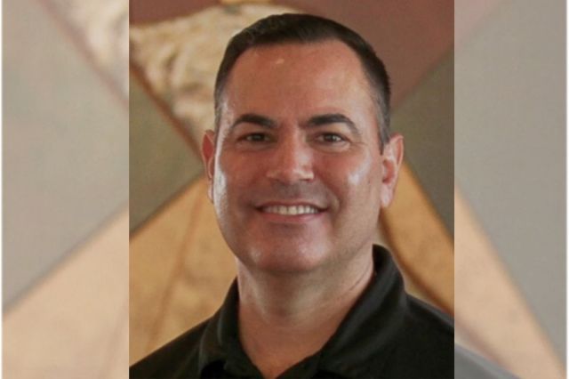 Scott Borba, le roi des cosmétiques devenu séminariste