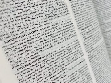 Excommunion ou excommunication ? Ne faites plus l’erreur