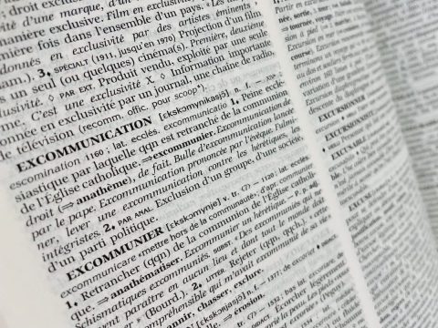 Excommunion ou excommunication ? Ne faites plus l’erreur