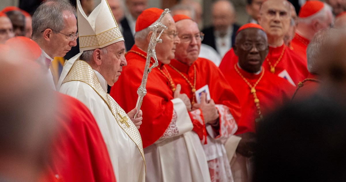 La tenue du cardinal ne laisse rien au hasard