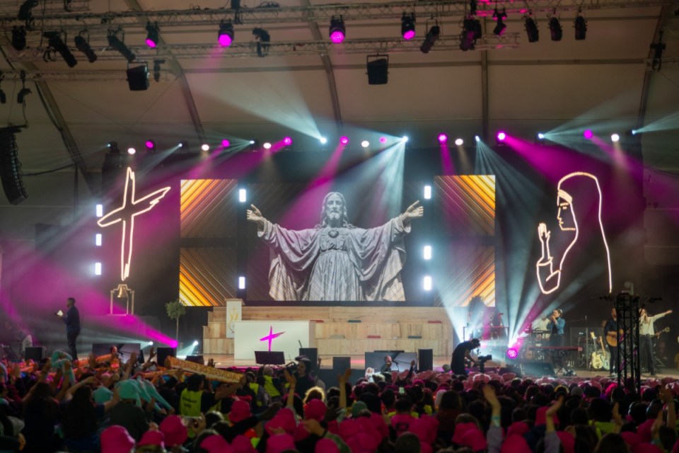 FRAT 2024 : quand 11.000 jeunes acclament les prêtres