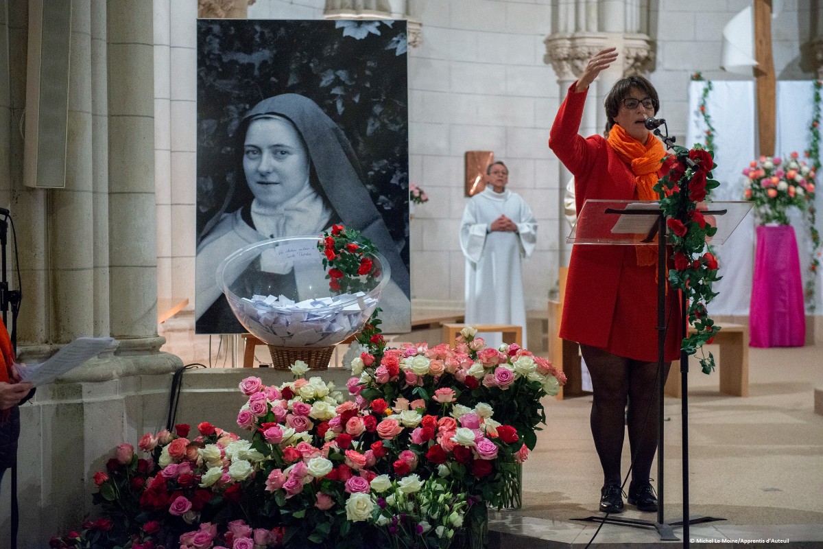 Aux soirées “Pétales de roses”, sainte Thérèse fait tomber des pluies ...