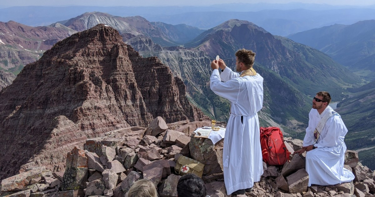 Ils célèbrent la messe au sommet des montagnes
