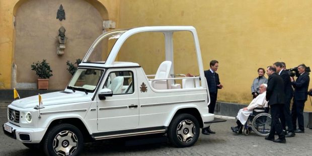 Le pape François a reçu les clés de sa nouvelle papamobile
