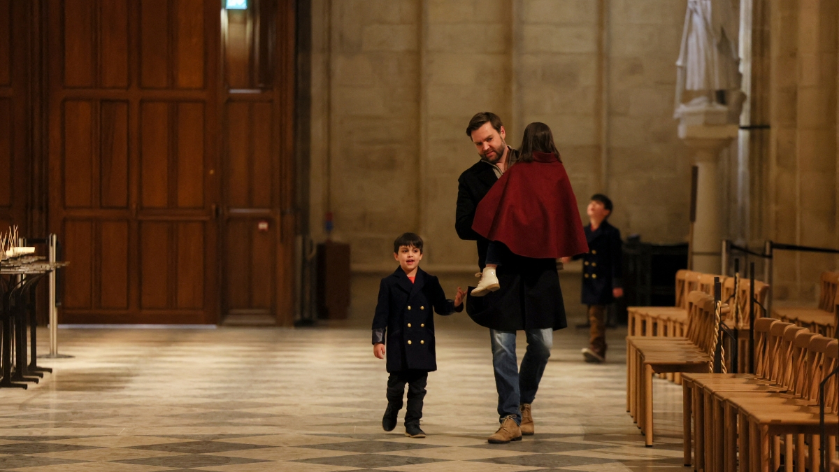 J.D Vance, le vice-président américain, visite Notre-Dame en famille