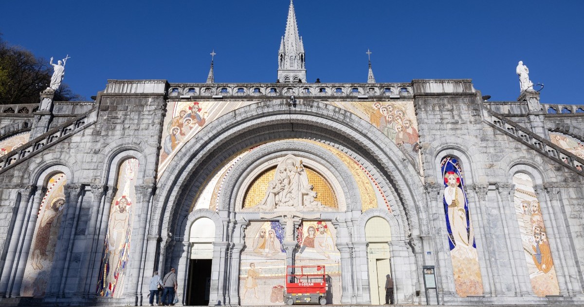Lourdes : les mosaïques du père Rupnik masquées