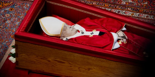 Que va-t-on trouver dans le cercueil du pape François