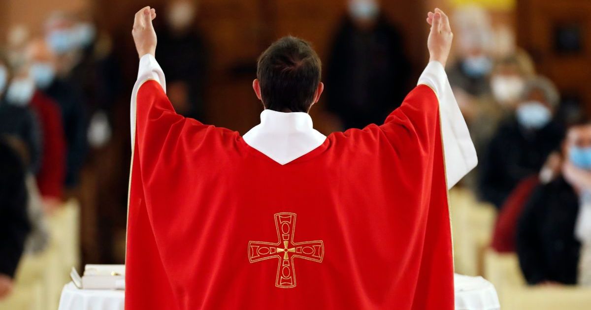 Pourquoi les prêtres portent-ils du rouge pour les Rameaux