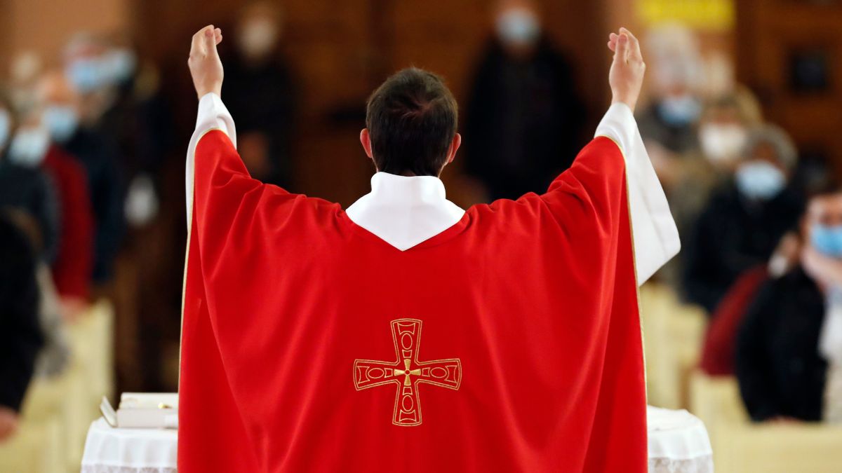 Pourquoi les prêtres portent-ils du rouge pour les Rameaux