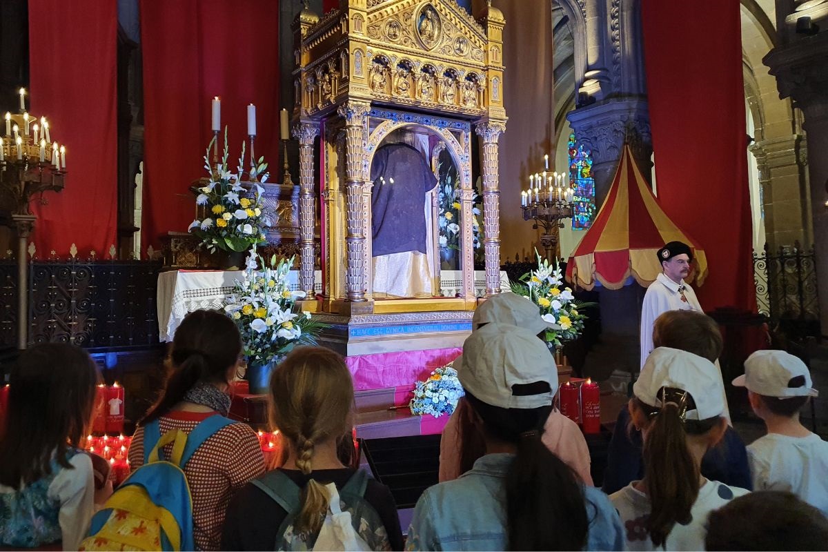 Du tissu en wax du Bénin pour honorer la Sainte Tunique
