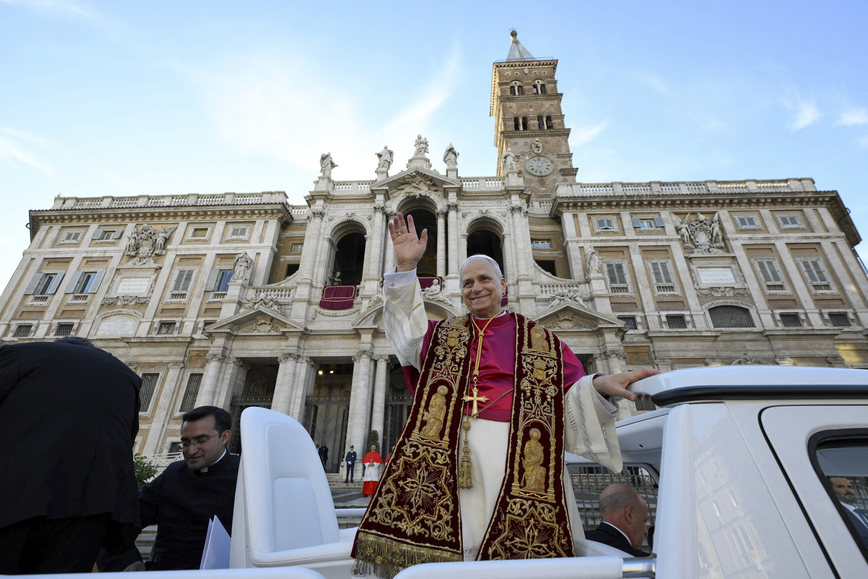 [VIDÉO] Quelle est la signification des vêtements du pape Léon XIV