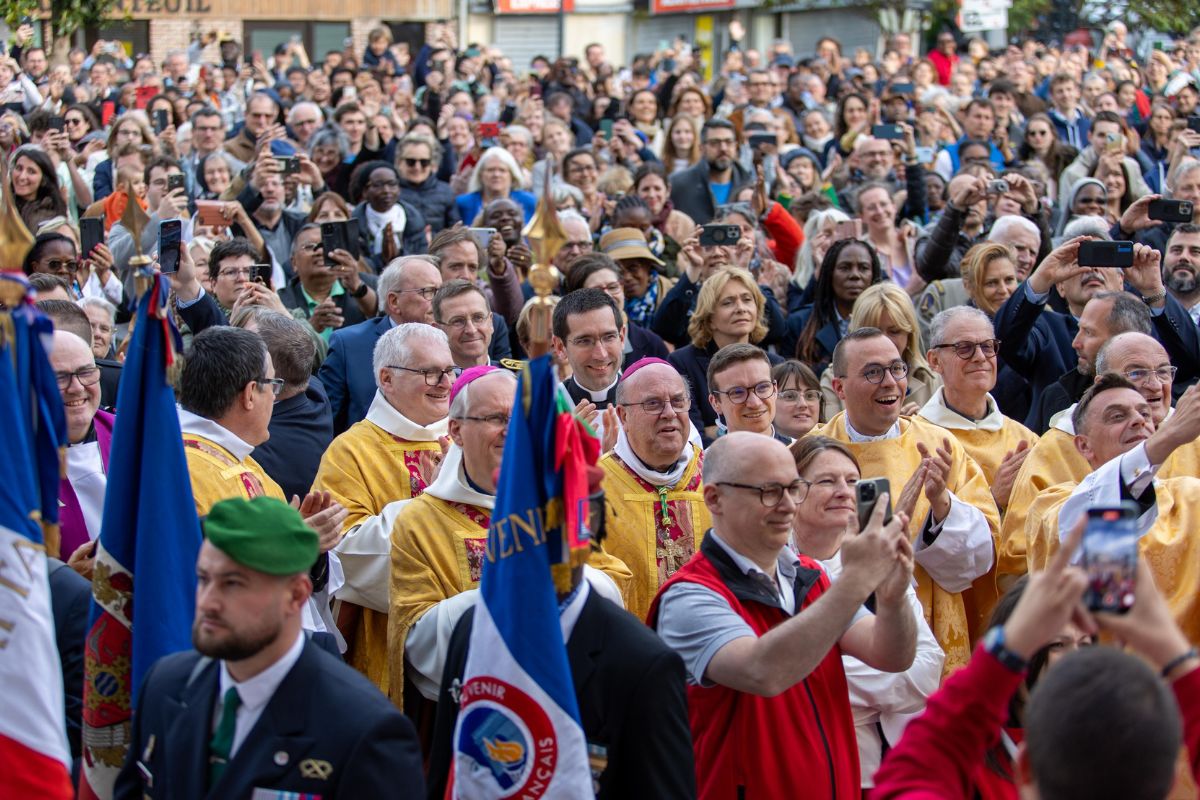 [REPORTAGE] À Argenteuil, évêques, prêtres et fidèles acclament Léon XIV