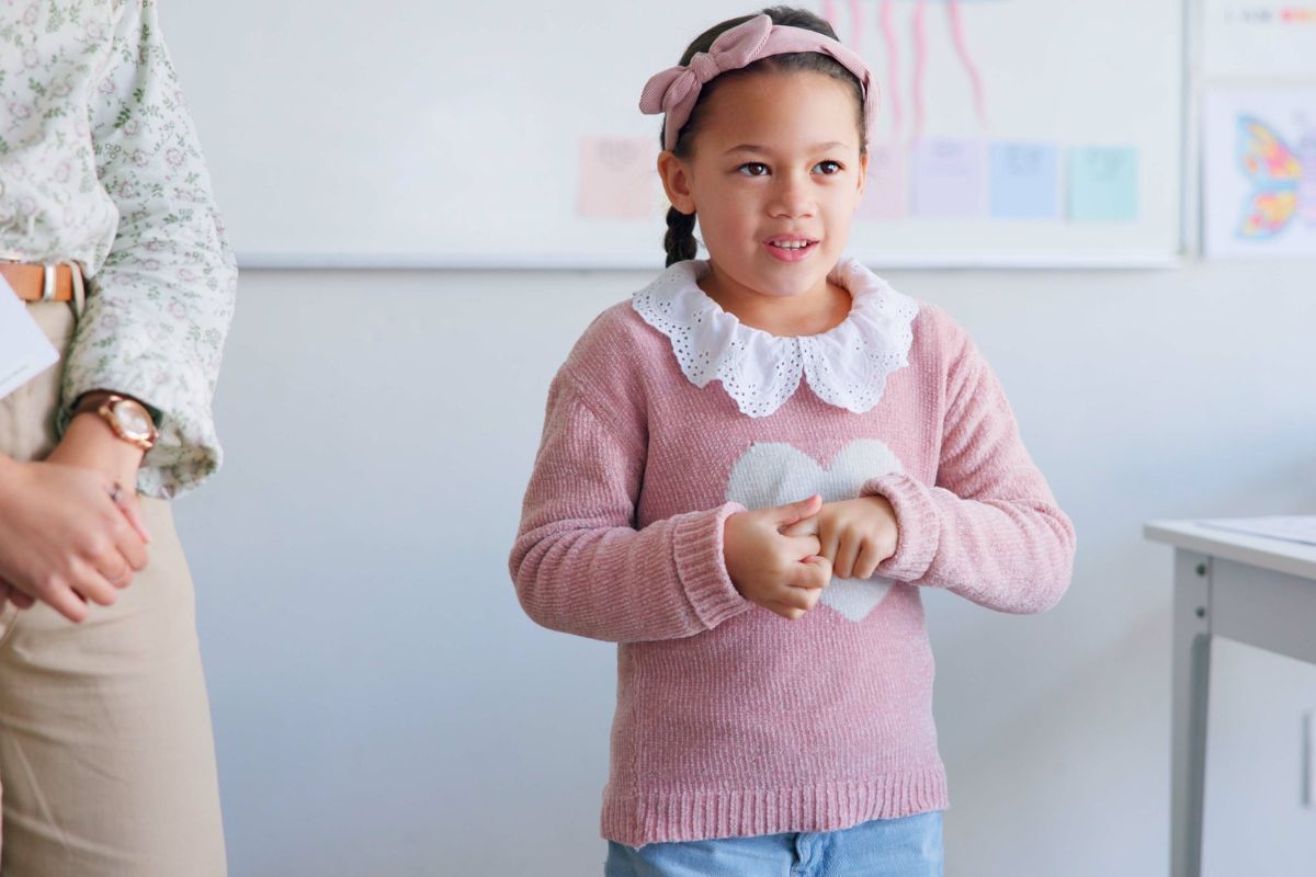 Mon enfant n’aime pas dire bonjour, comment réagir